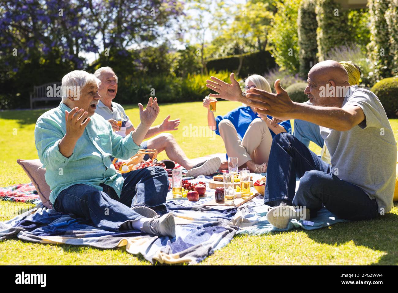 Group picnic sitting hi-res stock photography and images - Alamy