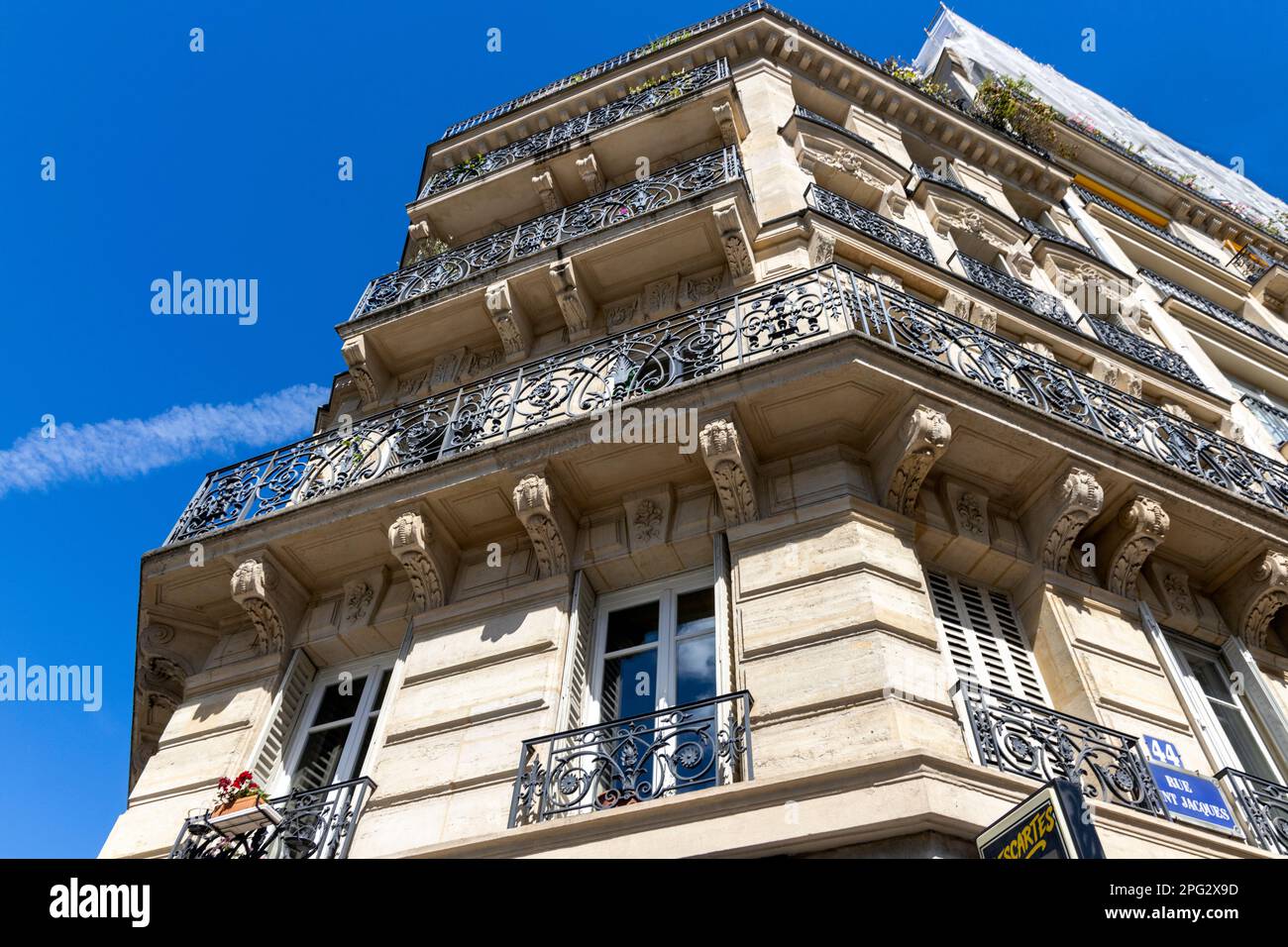 Haussmann style apartment block in Paris Stock Photo - Alamy