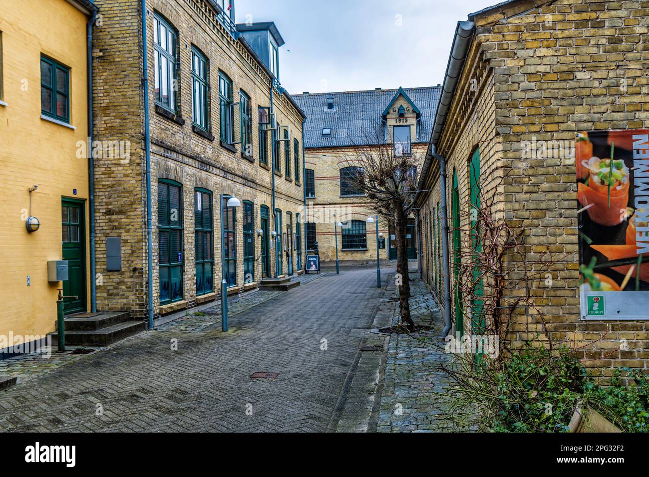 Medieval narrow street hi-res stock photography and images - Alamy