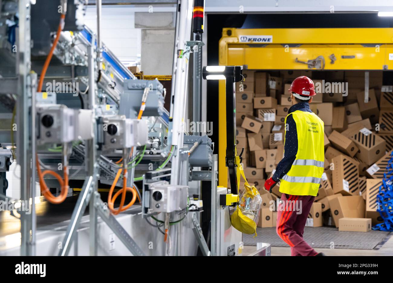 Aschheim, Germany. 20th Mar, 2023. Employees place parcels on a ...