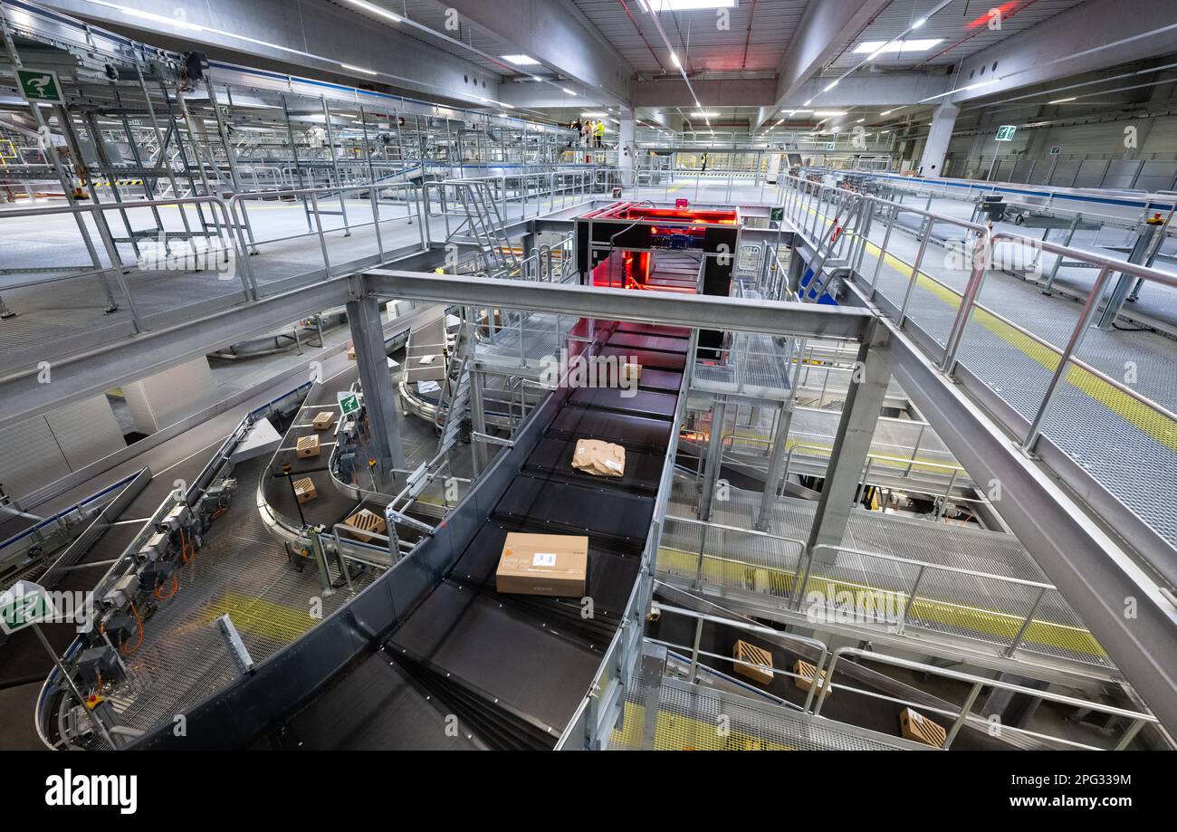 Aschheim, Germany. 20th Mar, 2023. Parcels lie on a conveyor belt in ...