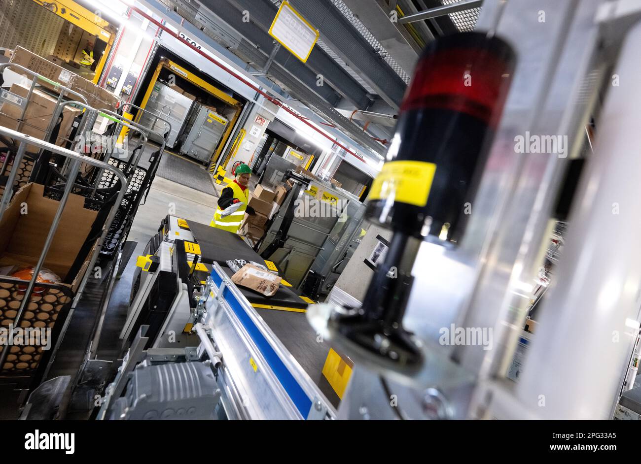 Aschheim, Germany. 20th Mar, 2023. An employee places parcels on a ...