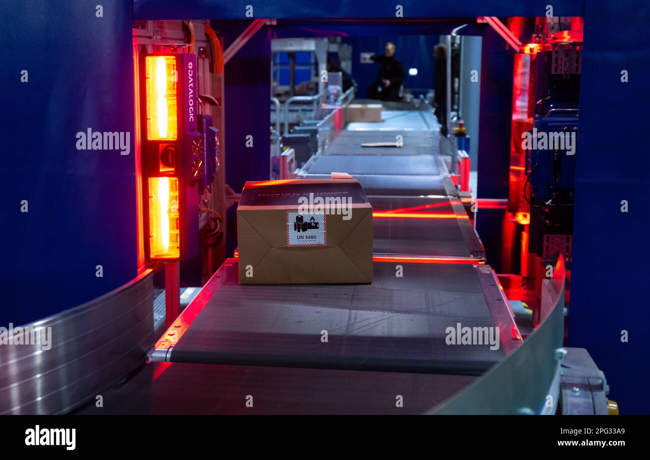Aschheim, Germany. 20th Mar, 2023. Parcels lie on a conveyor belt in ...