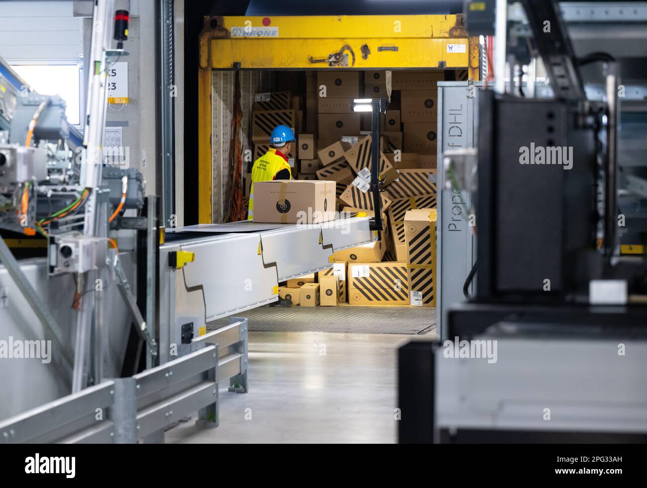 Aschheim, Germany. 20th Mar, 2023. Employees place parcels on a ...