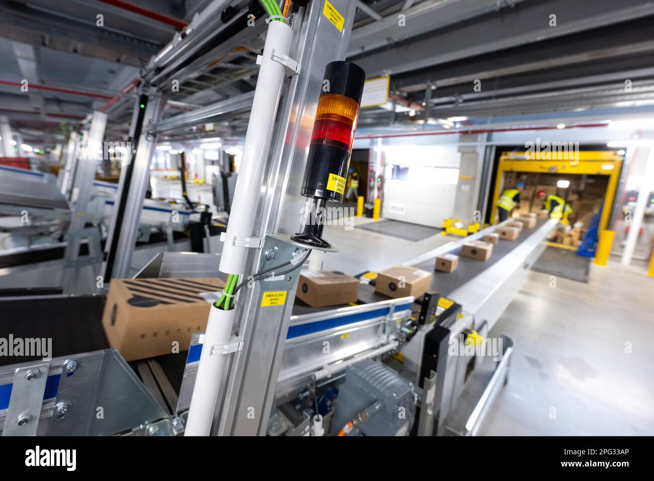 Aschheim, Germany. 20th Mar, 2023. Employees place parcels on a ...