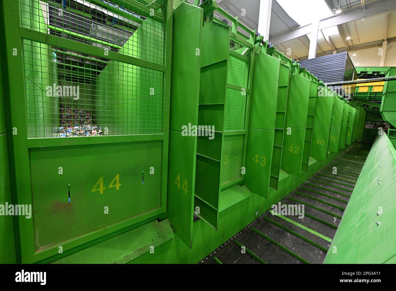Opening of sorting line for paper, plastics and metal containers, on ...