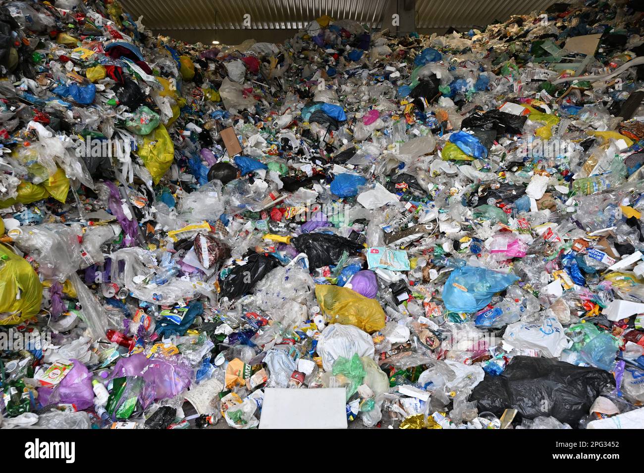 Opening of sorting line for paper, plastics and metal containers, on ...