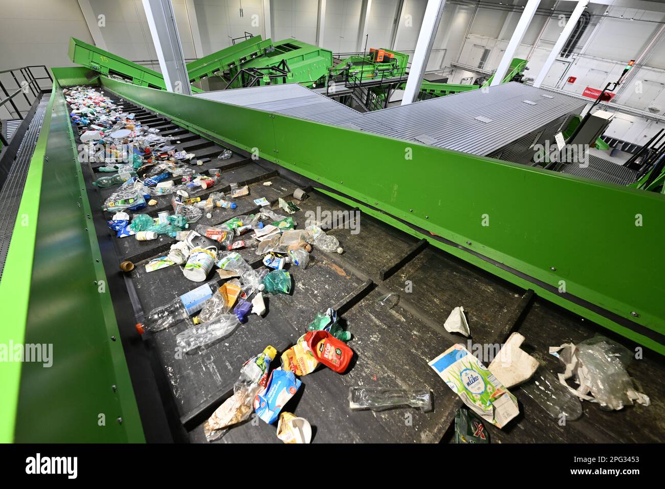 Opening of sorting line for paper, plastics and metal containers, on ...