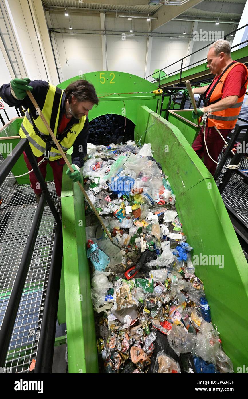 Opening of sorting line for paper, plastics and metal containers, on ...