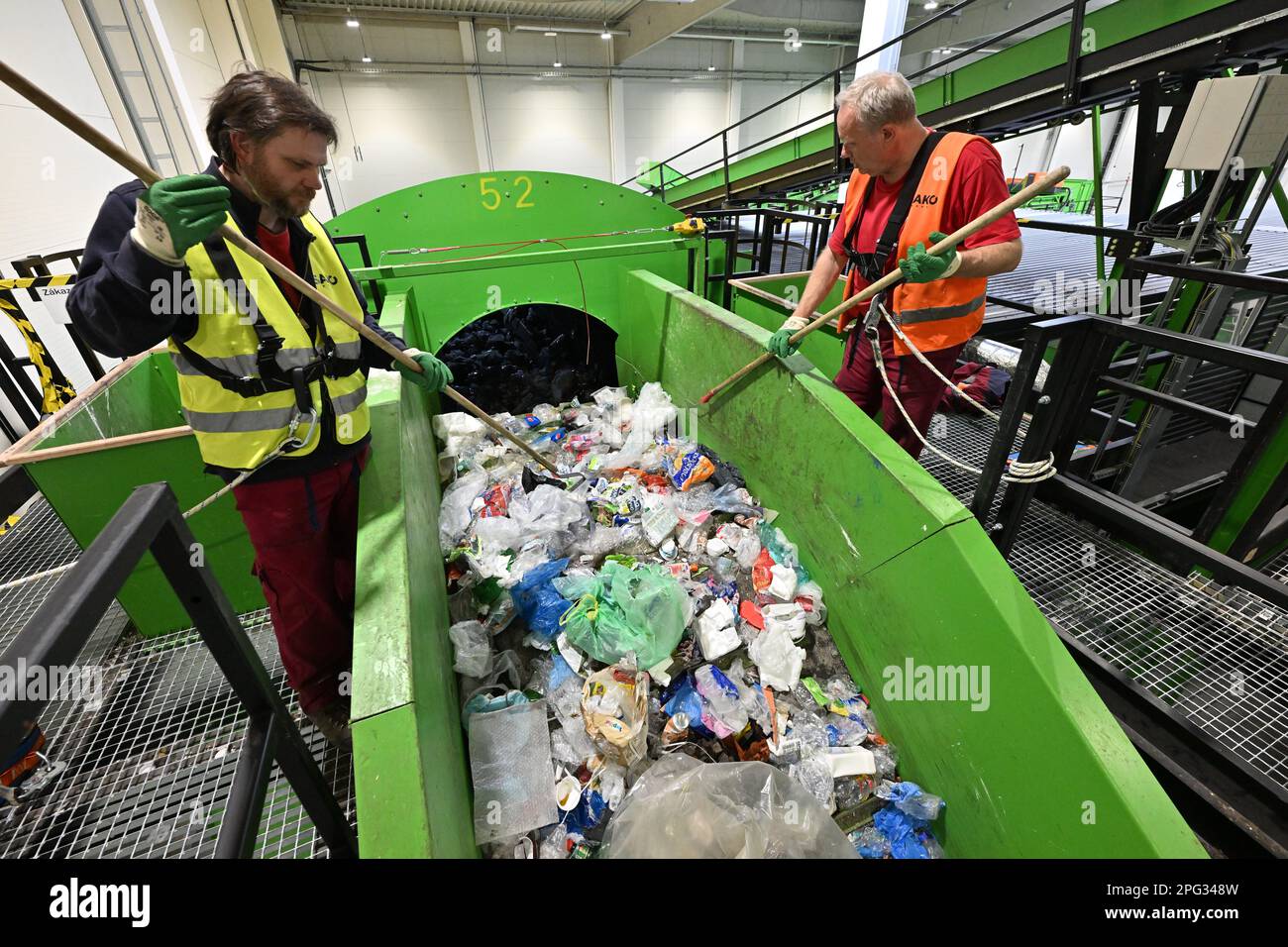 Opening of sorting line for paper, plastics and metal containers, on ...