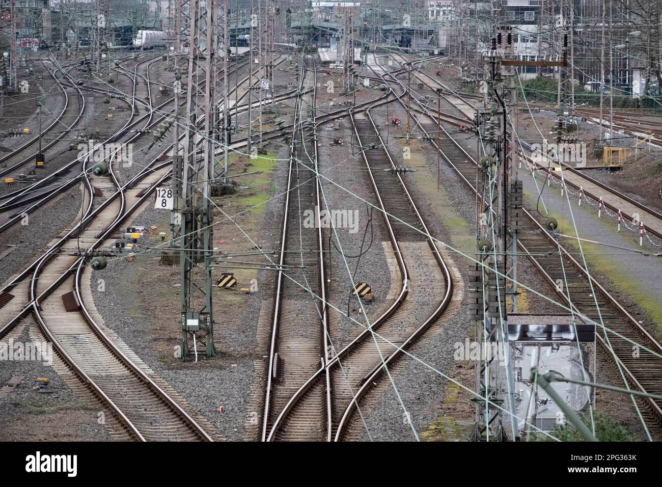 Equal systems and overhead lines at Essen Central Station, feature ...