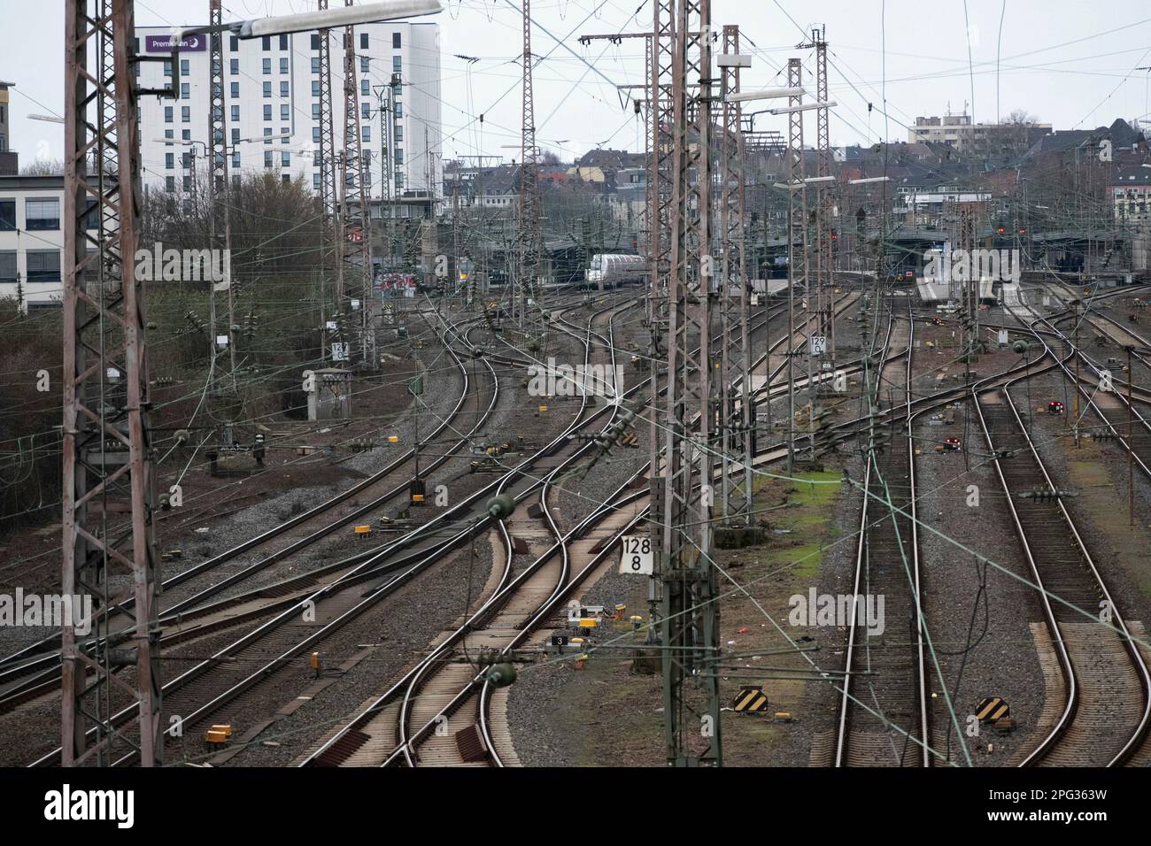 Equal systems and overhead lines at Essen Central Station, feature ...
