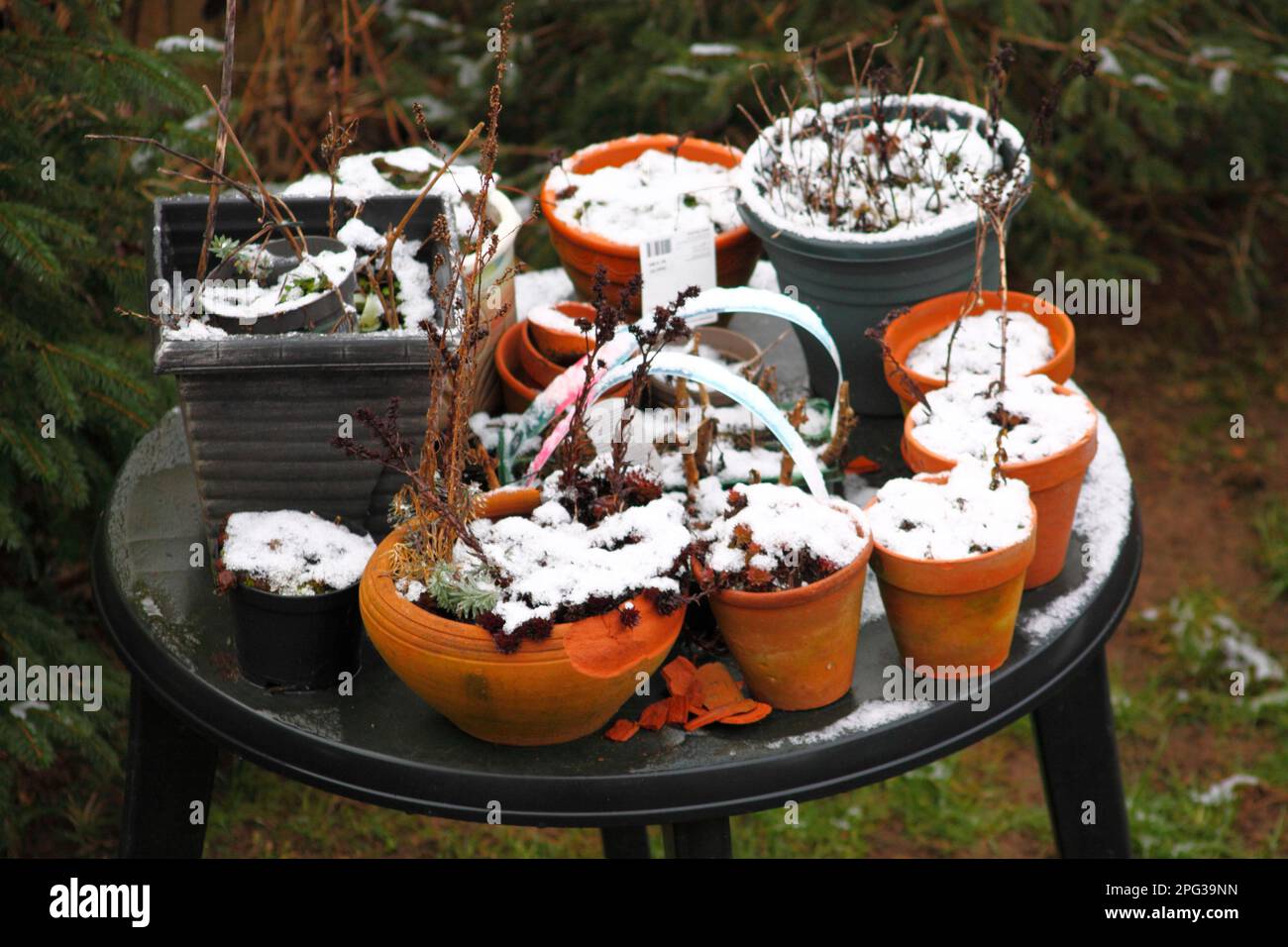 Broken garden flower pots hi-res stock photography and images - Alamy