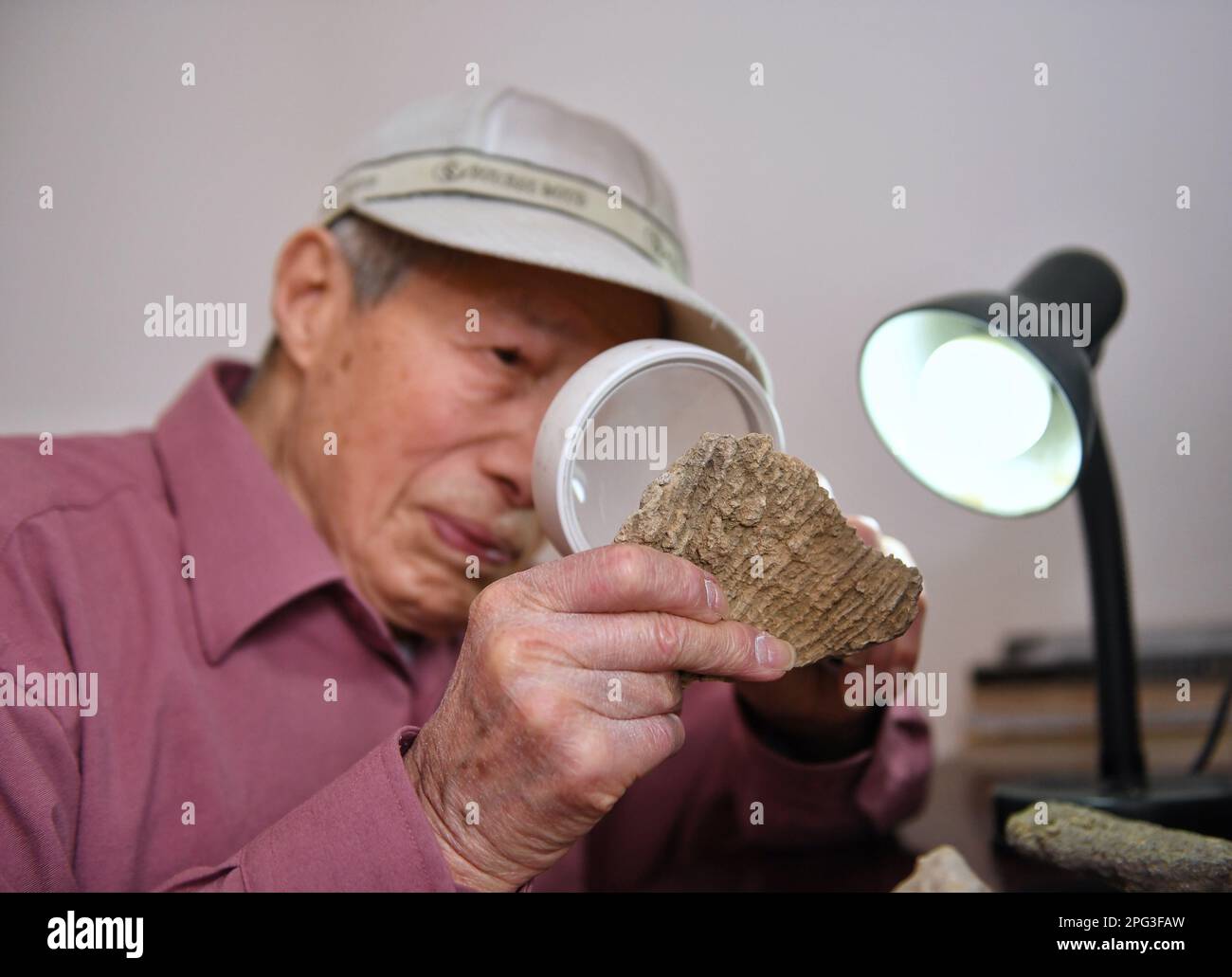 (230320) -- CHENGDU, March 20, 2023 (Xinhua) -- Wu Xichun observes a ...