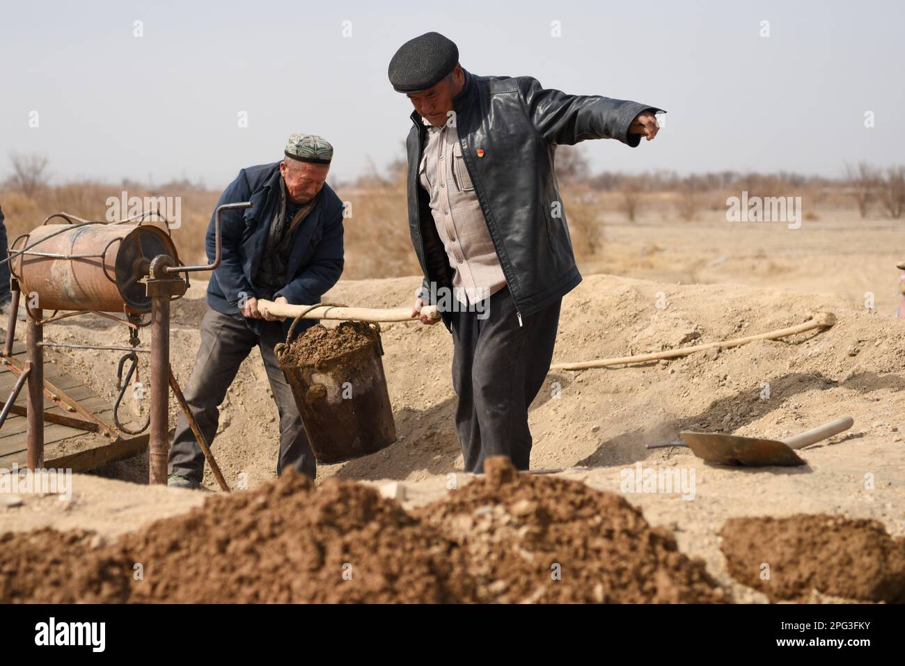 (230320) -- URUMQI, March 20, 2023 (Xinhua) -- Dredging workers dump ...