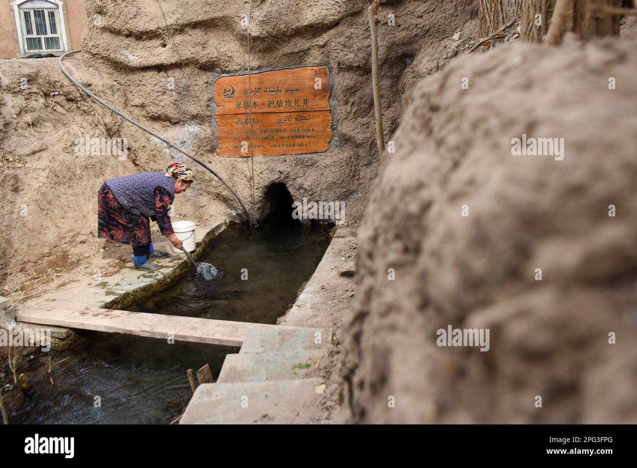 (230320) -- URUMQI, March 20, 2023 (Xinhua) -- A resident fetches water ...