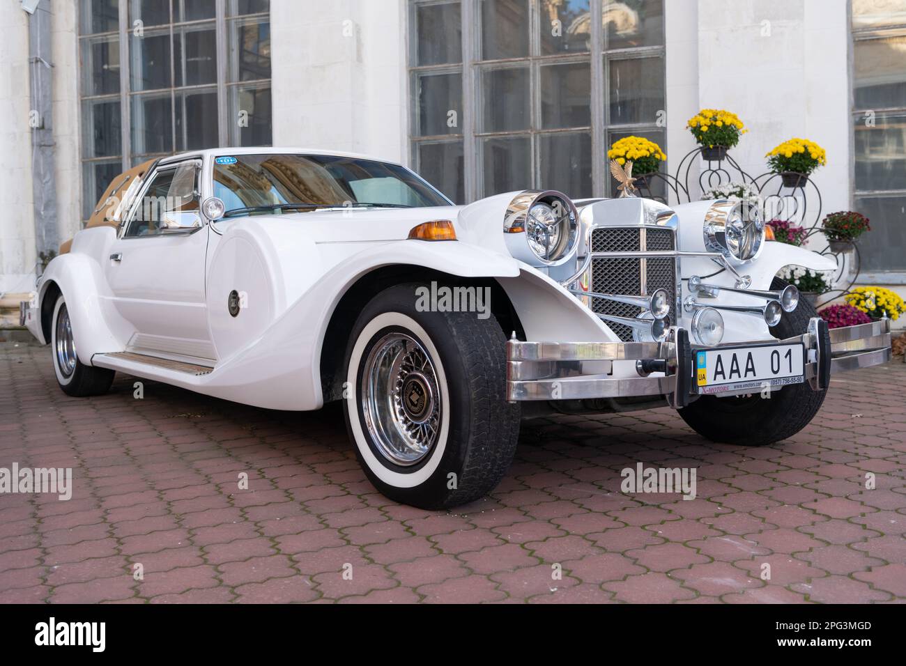 Golden spirit car hi-res stock photography and images - Alamy