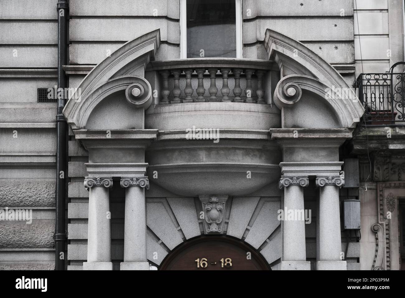 Baroque broken pediment hi-res stock photography and images - Alamy