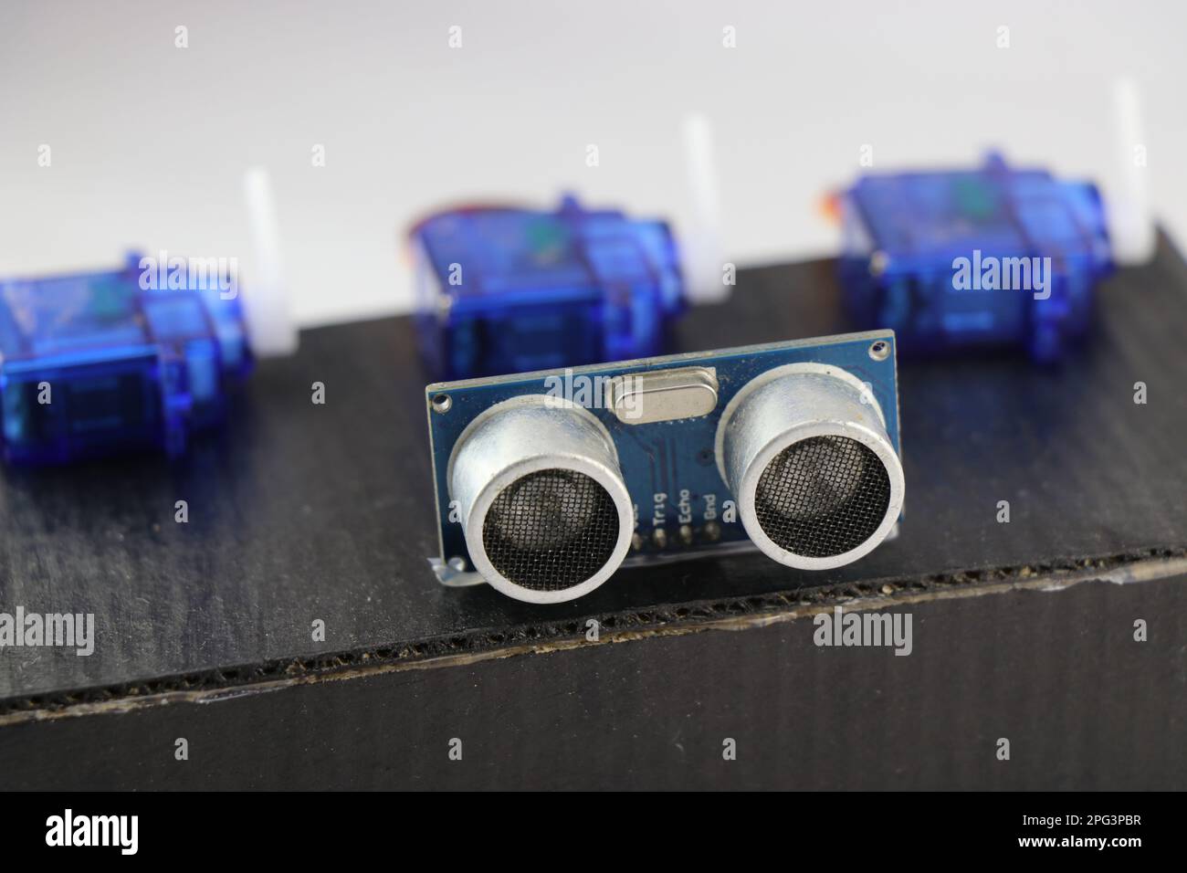 Ultrasonic Distance Sensor That Controls The Plastic Geared Micro