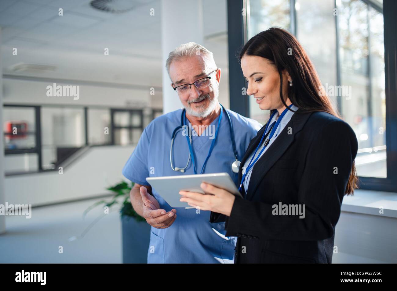 Doctor explaining something in hi-res stock photography and images - Alamy