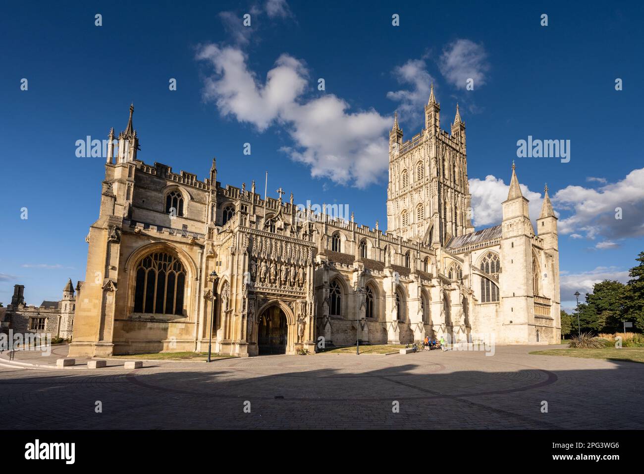 Sun shines on the mediaeval gothic exterior of Gloucester Cathedral ...