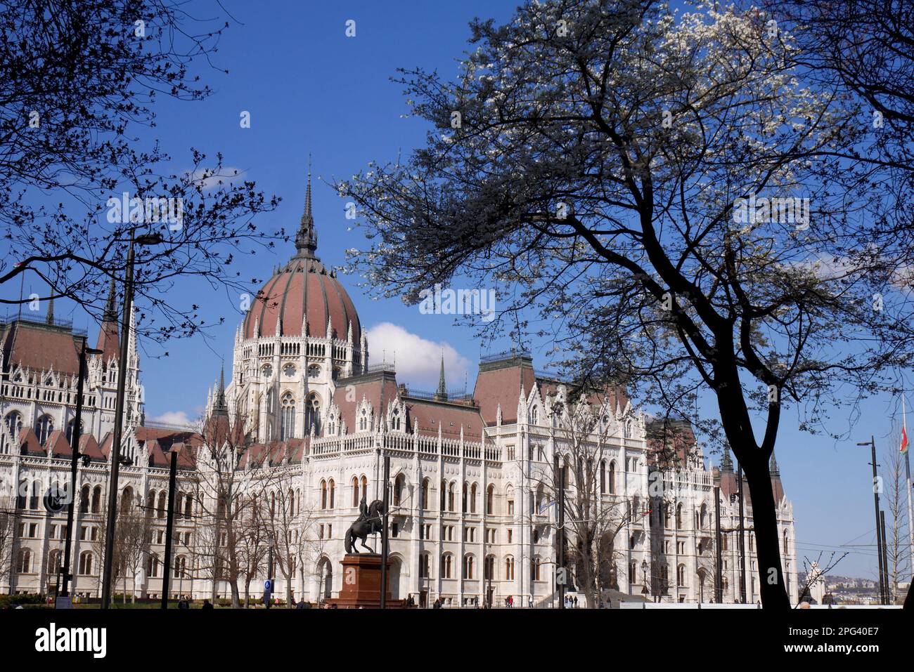 The neo-gothic Parliament building in Kossuth Square, Kossuth ter ...