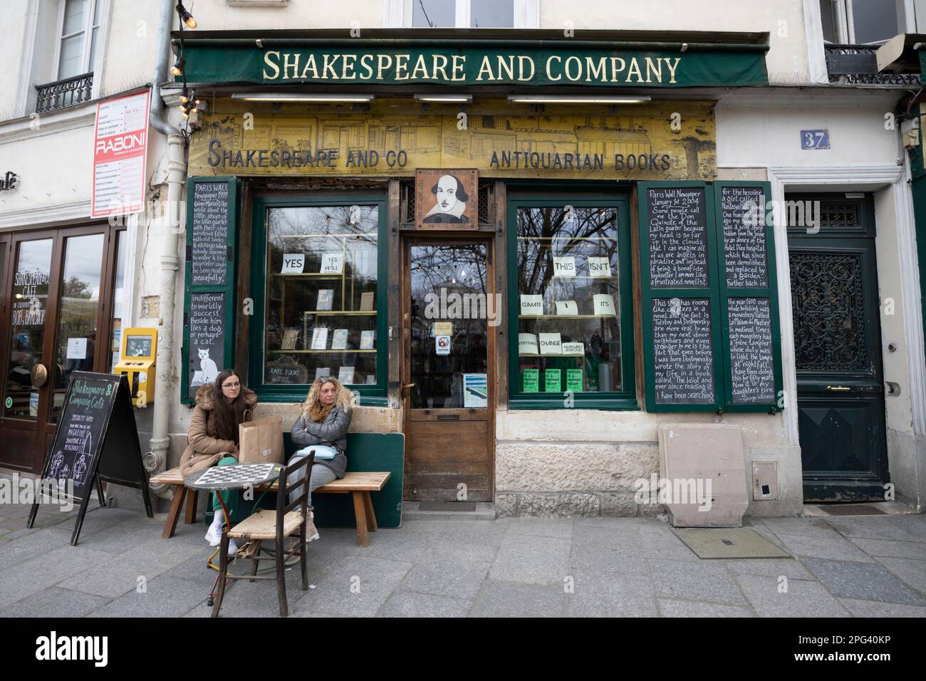 Shakespeare and company paris hi-res stock photography and images - Alamy