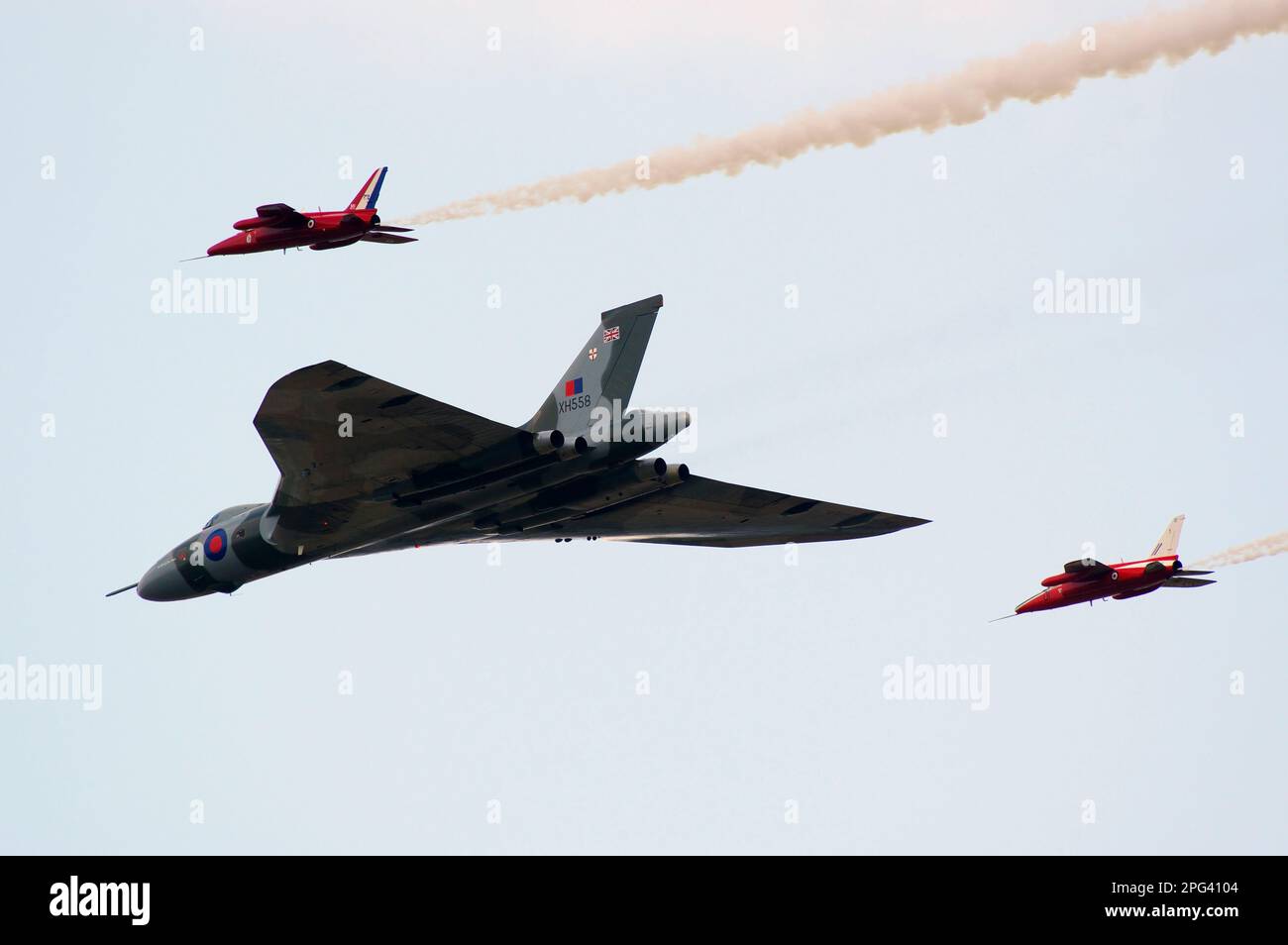 Avro Vulcan XH558 in Formation with Folland Gnats, Duxford ...
