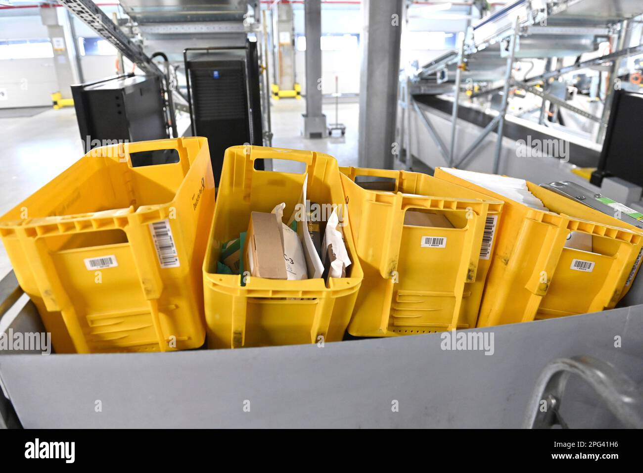 Mail and parcel processing center hi-res stock photography and images ...