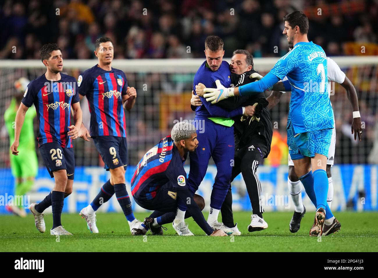 Arnau Tenas, Ronald Araujo of FC Barcelona, Thibaut Courtois and ...