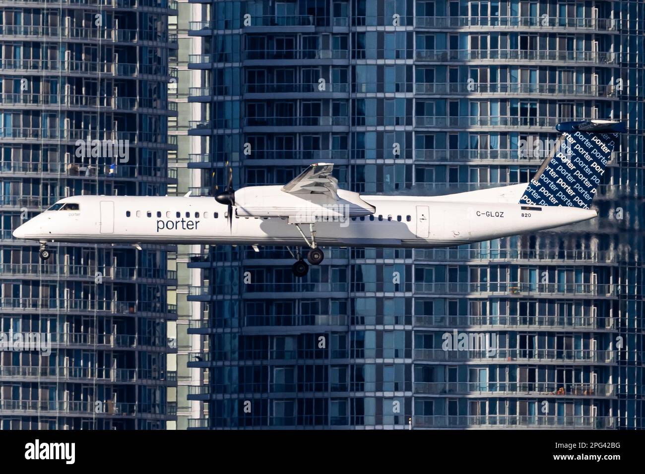 PORTER AIRLINES DH8 Q400 Landing in Toronto City Airport YTZ/CYTZ Stock ...