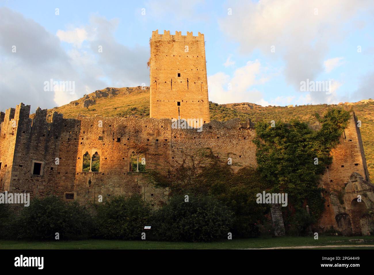 Castello di ninfa hi-res stock photography and images - Alamy