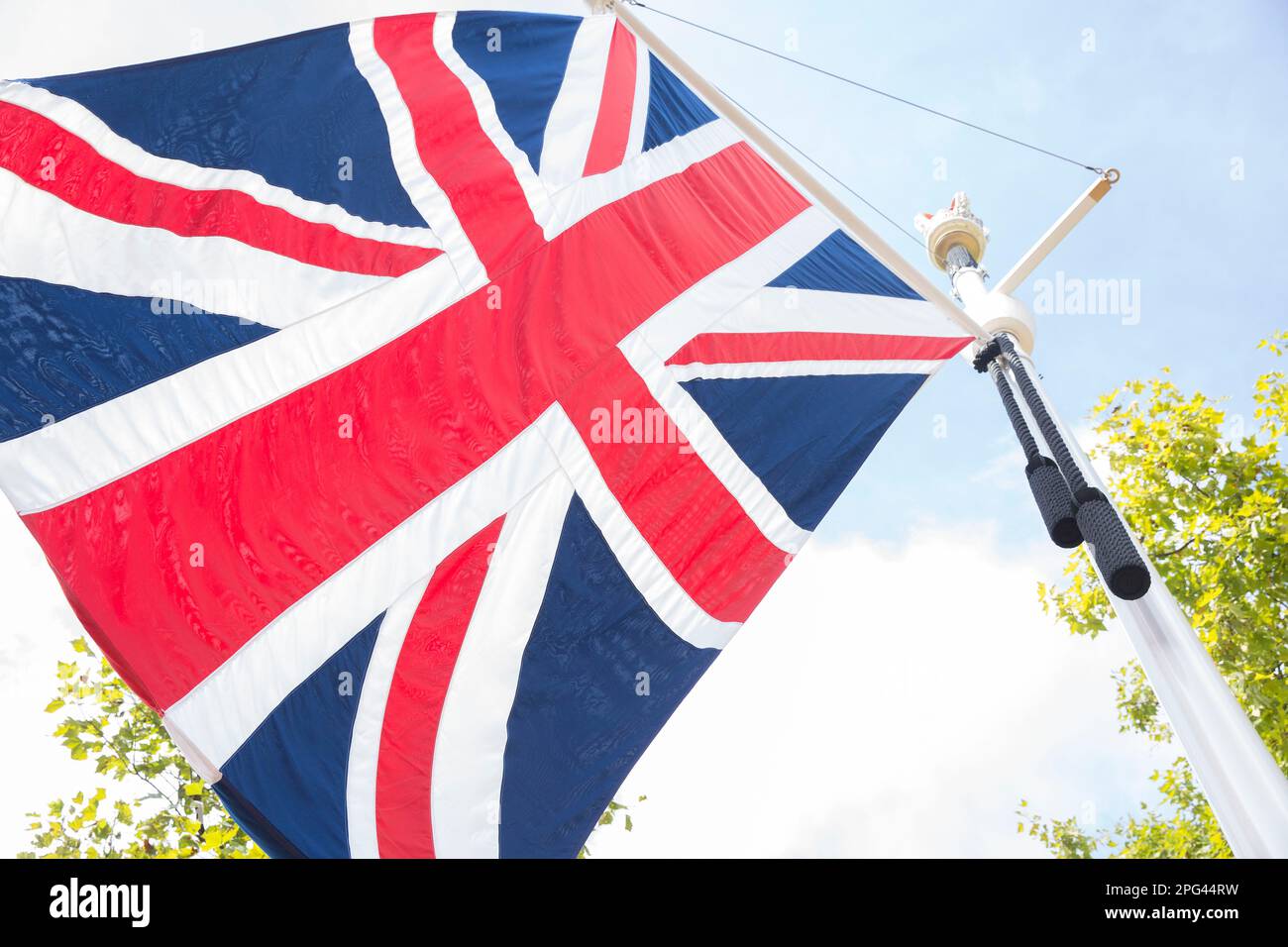 Buckingham palace queen flag hi-res stock photography and images - Alamy