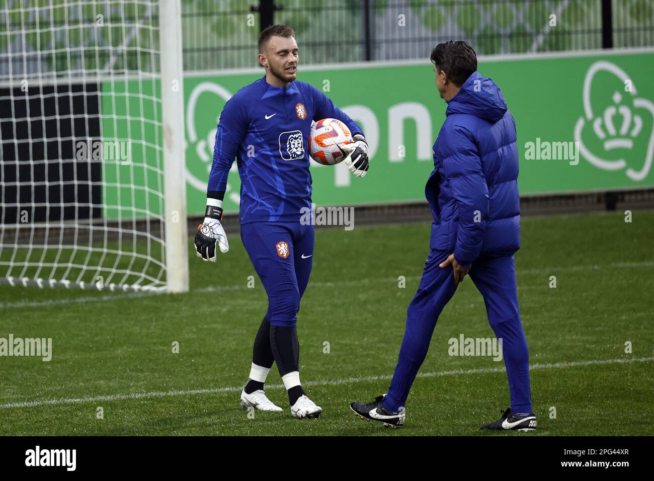 ZEIST - (lr) Jasper Cillessen and Holland goalkeeper trainer Patrick ...