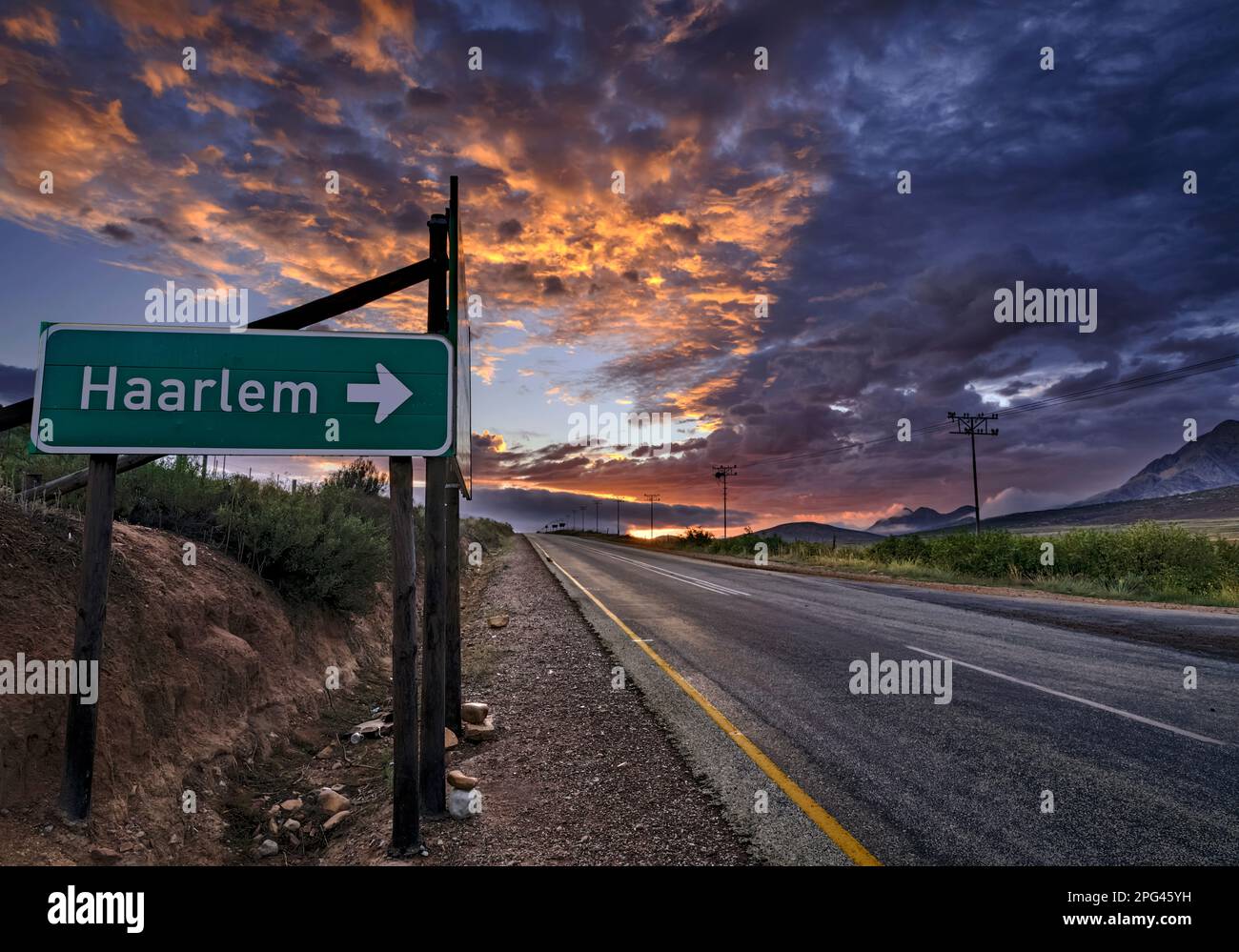 The R62 road passes the turnoff to the village of Haarlem in the ...