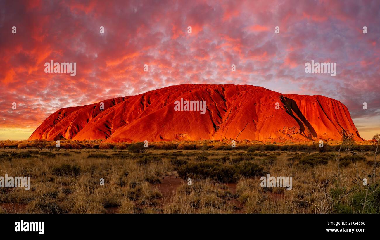 Rock grass sky australia outback hi-res stock photography and images ...