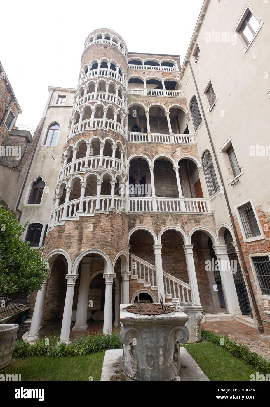 The famous staircase of the Palazzo Contarini del Bovolo or Palazzo ...