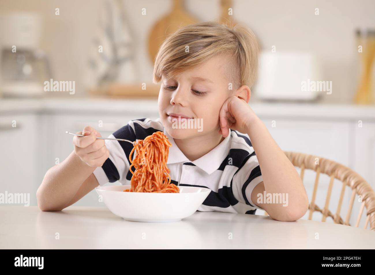 Boy ¡eating tasty noodles hi-res stock photography and images - Alamy