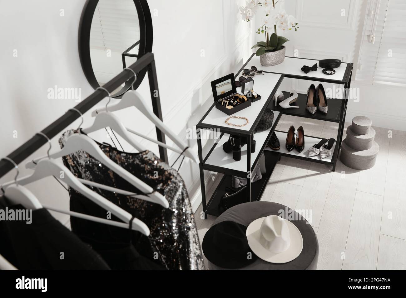 Shelving unit stylish clothes hi-res stock photography and images - Alamy