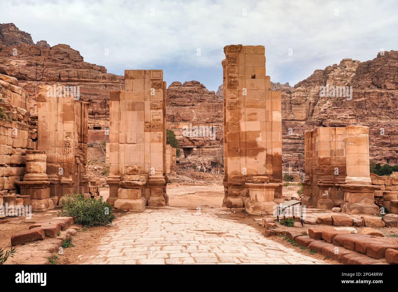Remains of arched gate in Petra, Jordan Stock Photo - Alamy