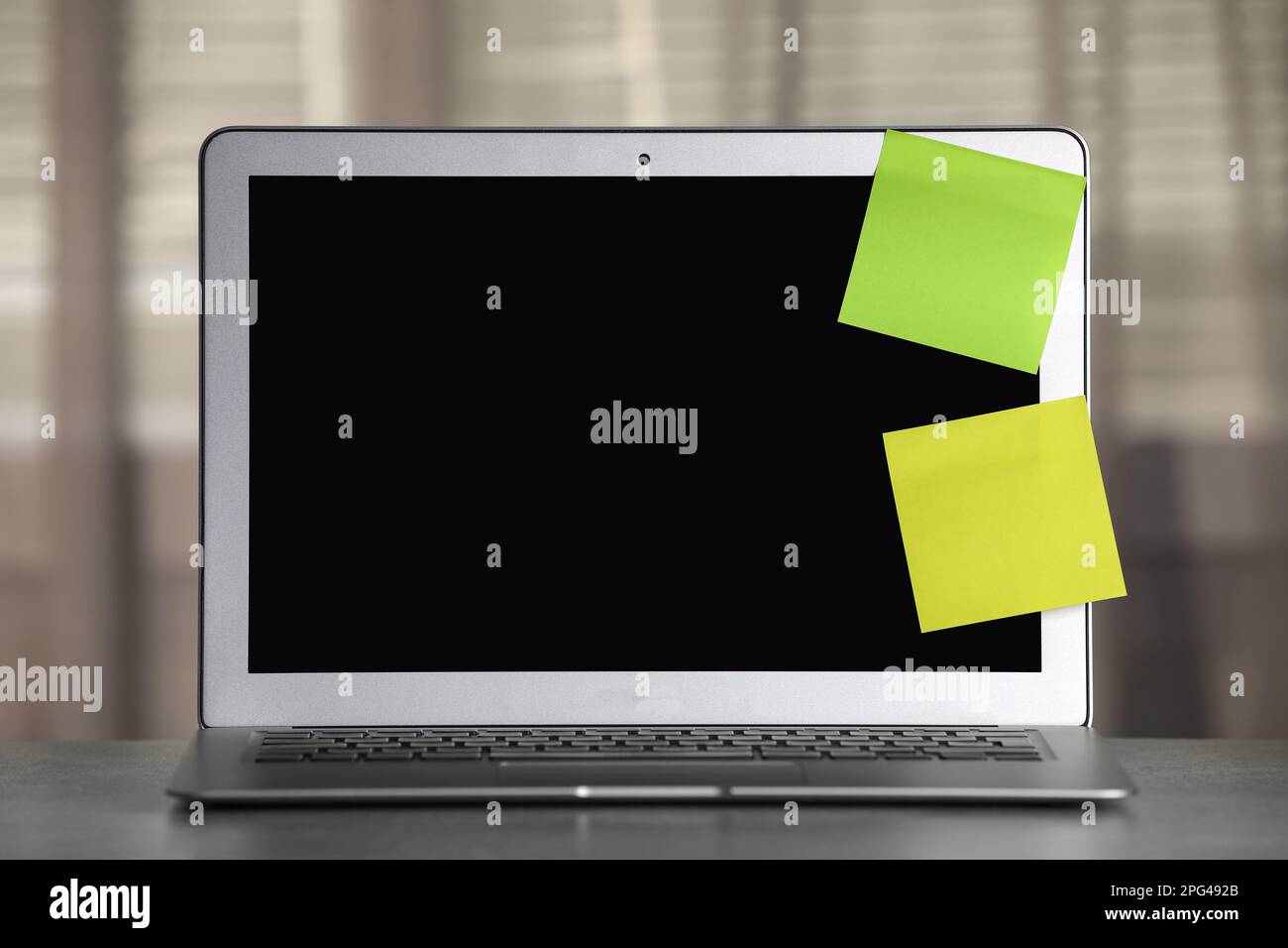 Computer on desk sticky notes hi-res stock photography and images - Alamy