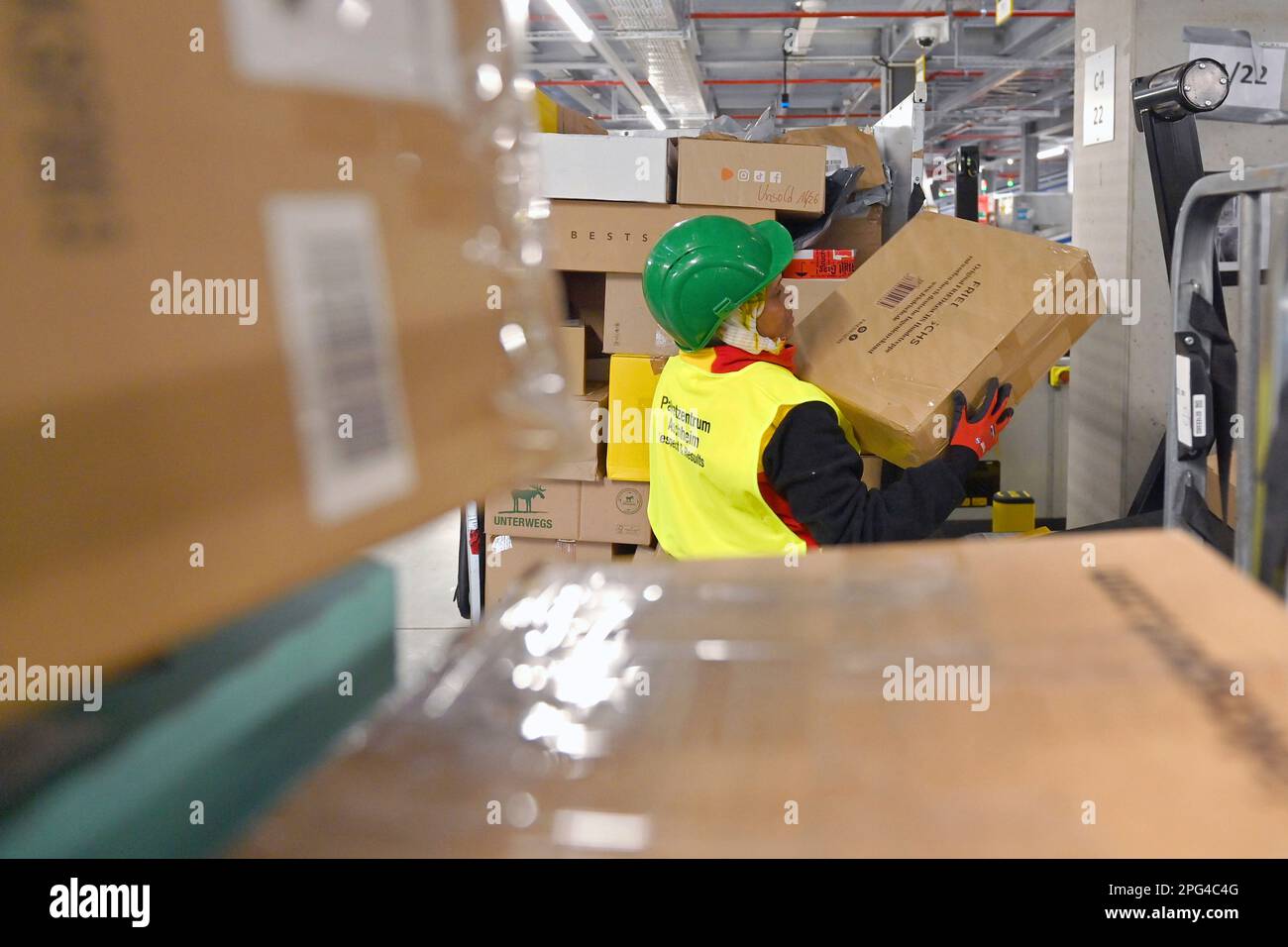 Deutsche Post DHL puts Germany's largest parcel location into operation ...