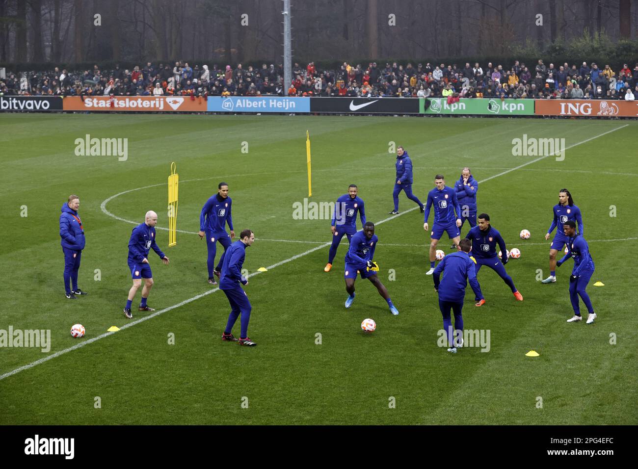 ZEIST - Players of Orange led by Holland coach Ronald Koeman during a ...
