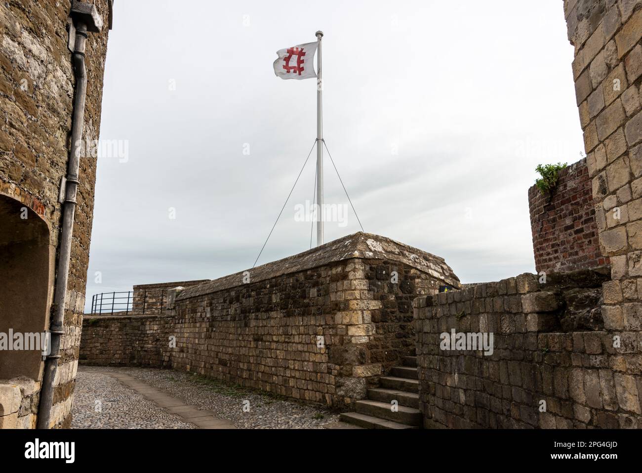 The official English Heritage flag above Deal castle battlements facing ...