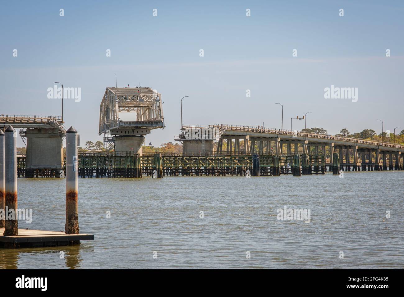 Historic Woods Memorial Bridge in Beaufort, South Carolina swings to ... Historic Woods Memorial Bridge in Beaufort, South Carolina swings to ...