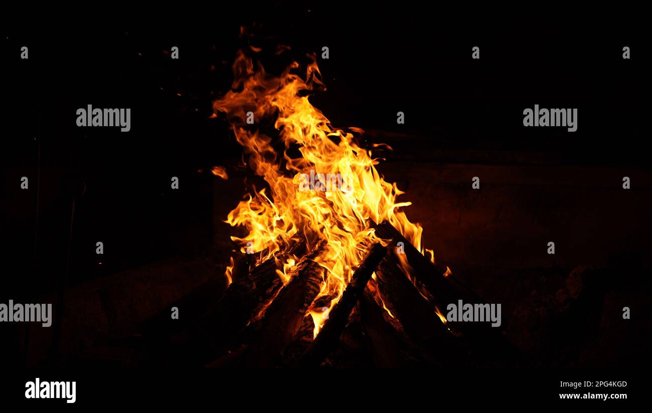 Burning campfire with glowing embers Stock Photo - Alamy