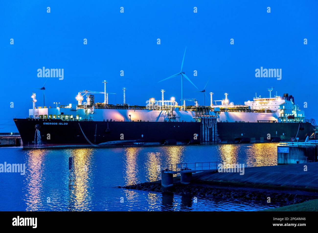 EemsEnergyTerminal, floating LNG terminal in the seaport of Eemshaven, tankers bring liquefied ...