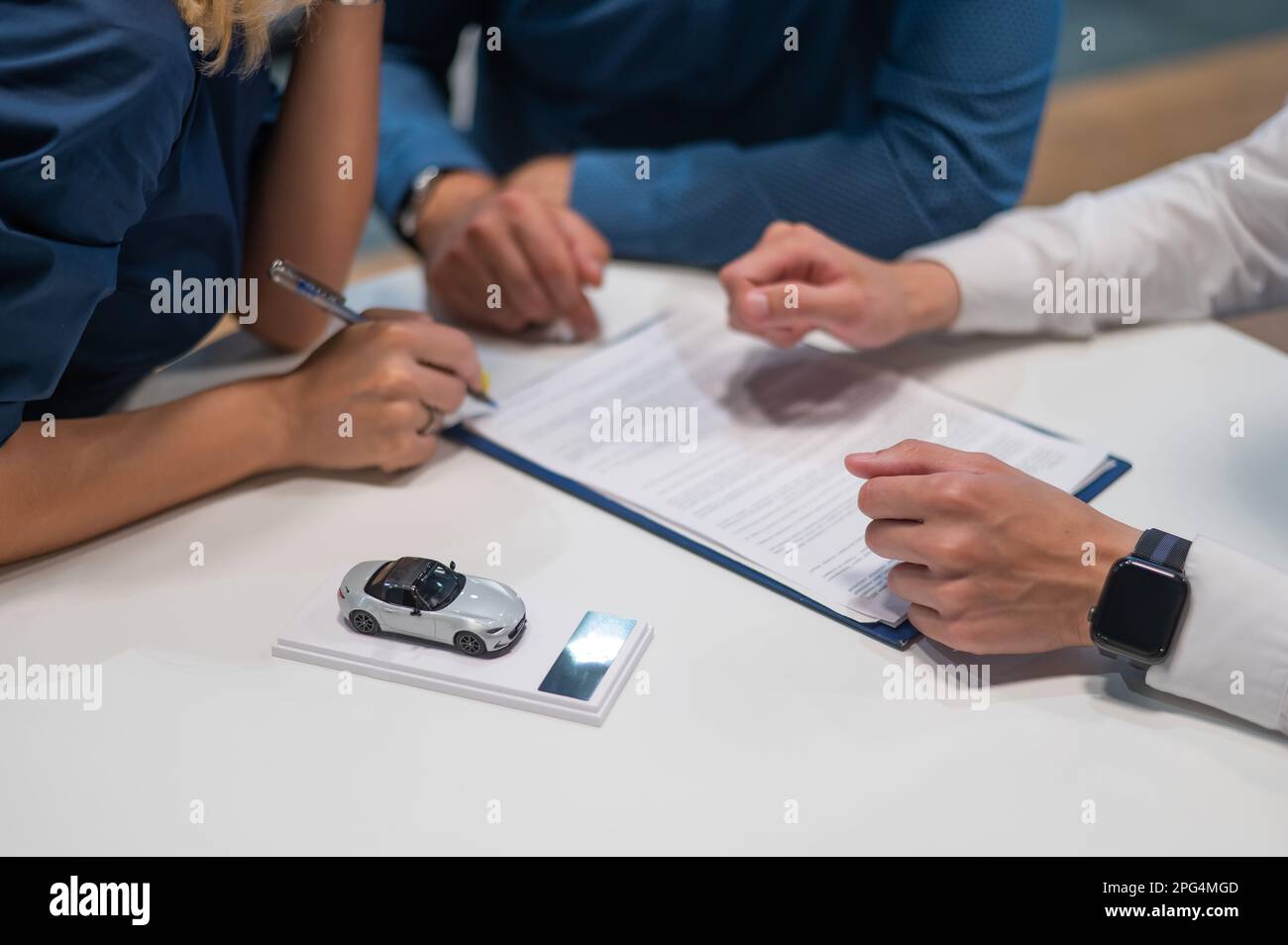 Signing papers at dealership hi-res stock photography and images - Alamy