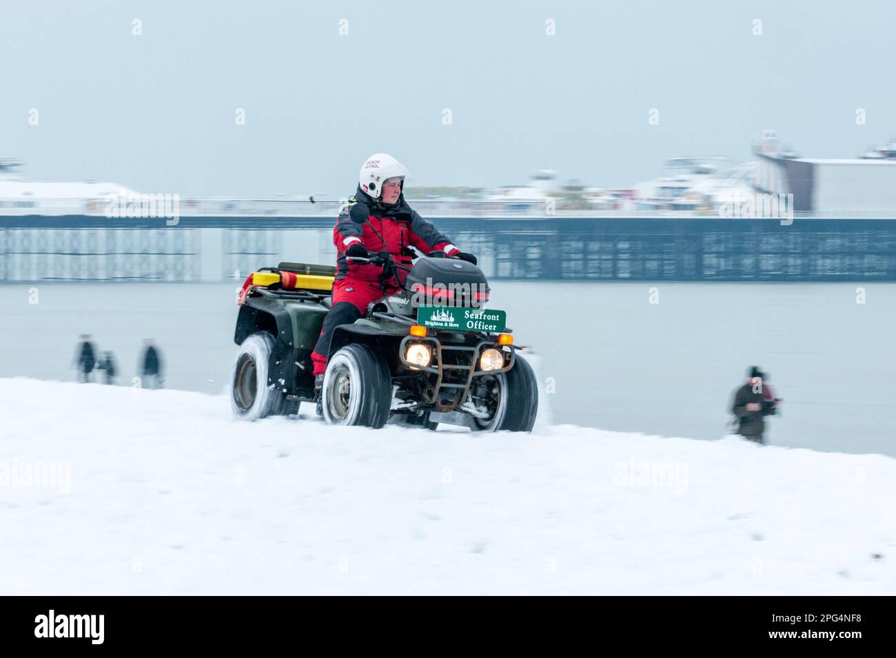 Brighton, February 2nd 2009: Rare snowfall on Brighton beach Stock ...