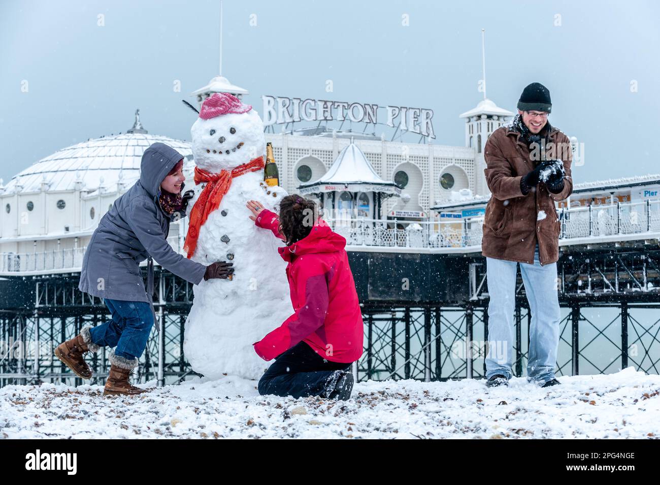 Brighton, February 2nd 2009: Rare snowfall on Brighton beach Stock ...
